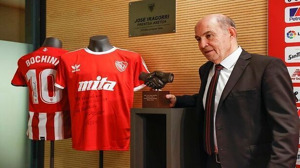 Rinden homenaje al argentino Ricardo Bochini en el San Mamés | IUSPORT ...
